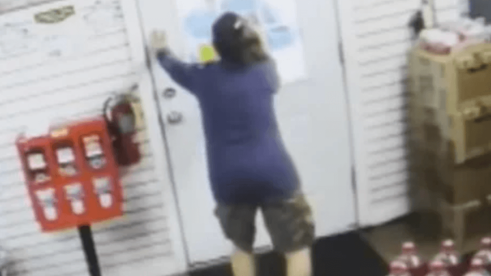 Woman’s Bravery at Gas Station Helps Her Escape Her Kidnapper