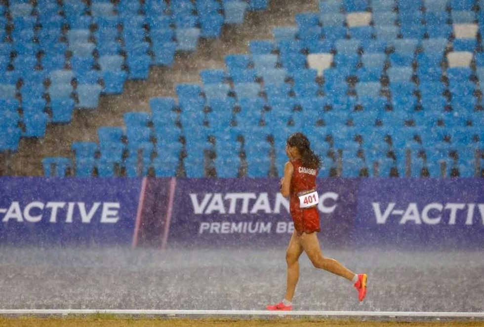 Last Place Runner Refuses to Quit Despite Torrential Rain, Wins Hearts ...