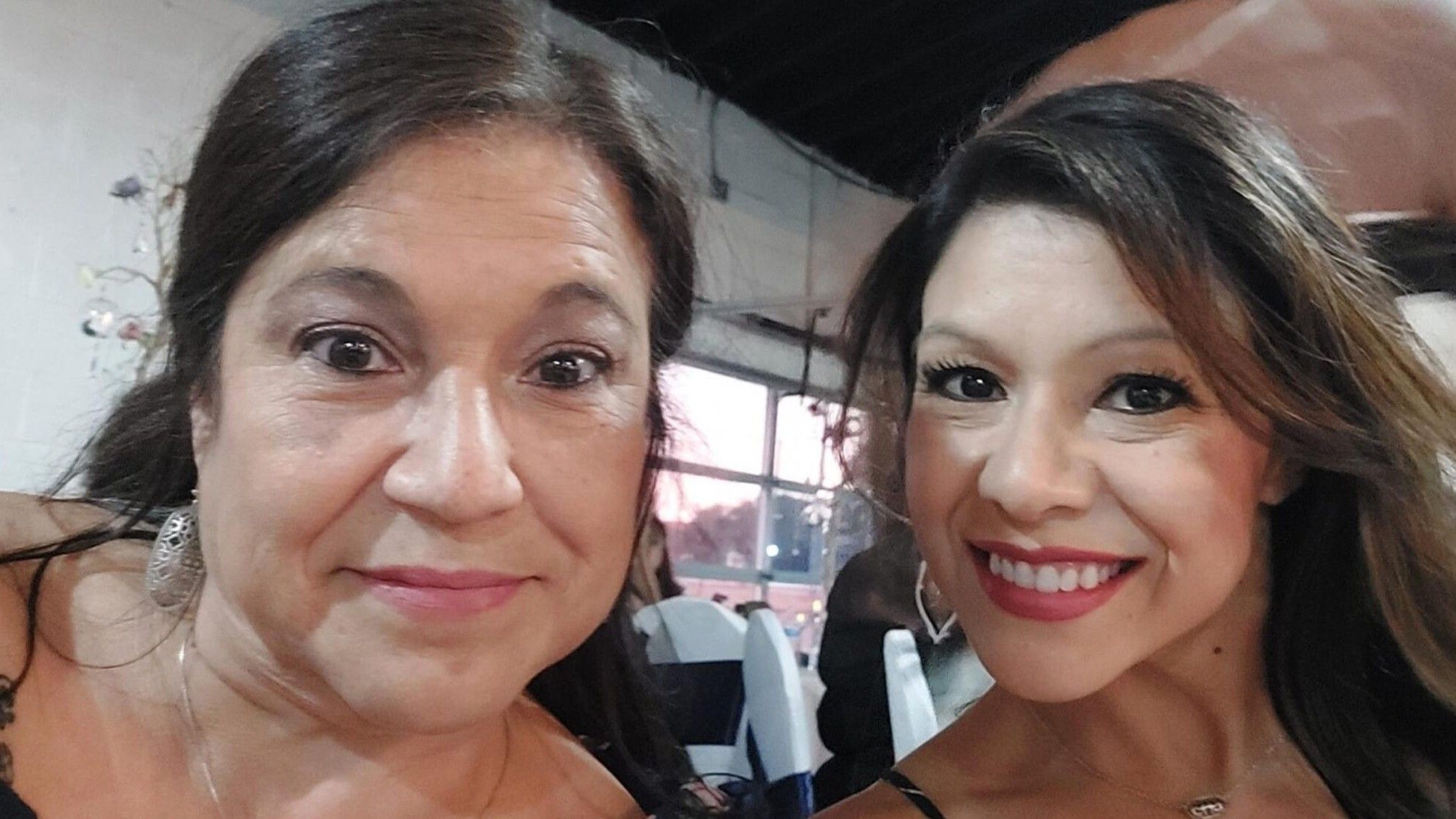 Mother and Daughter Diners Pick up Shift at Swamped Denny’s